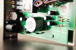 API 512Cの使用レビュー！カラッと晴れた音色の定番マイクプリアンプ | DTM DRIVER!