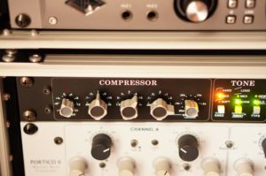 API2500ステレオバスコンプレッサーの実機レビュー！ナチュラルでパンチーな極上音質！ | DTM DRIVER!