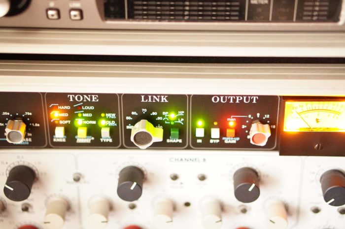 API2500ステレオバスコンプレッサーの実機レビュー！パンチーな極上音質！ | DTM DRIVER!