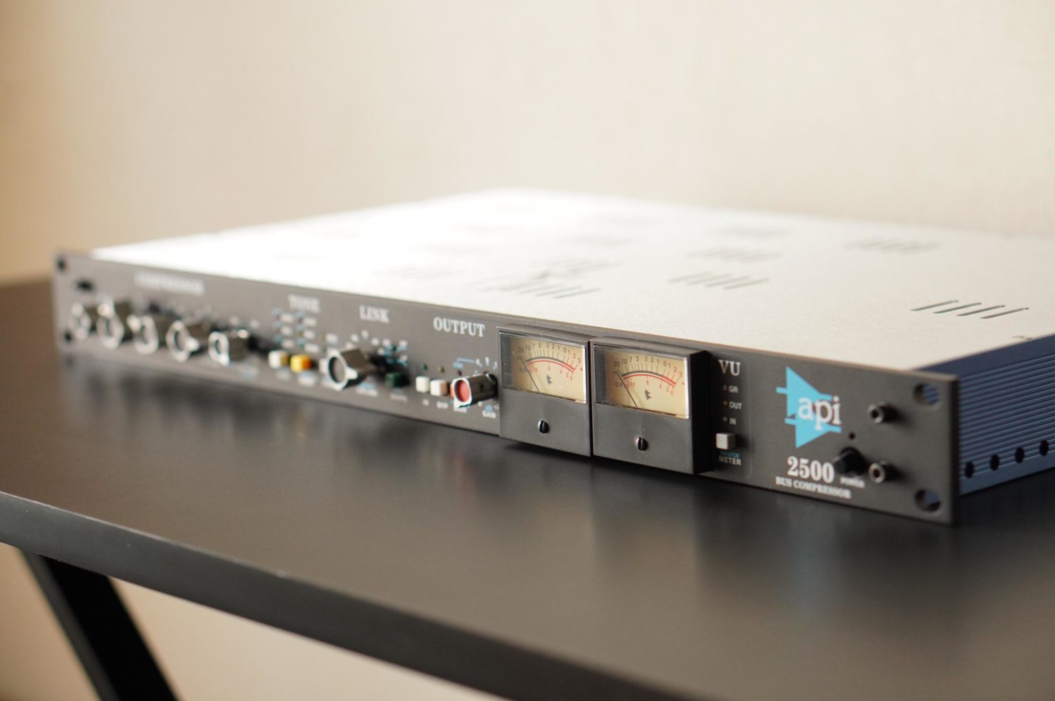 API2500ステレオバスコンプレッサーの実機レビュー！ナチュラルでパンチーな極上音質！ | DTM DRIVER!
