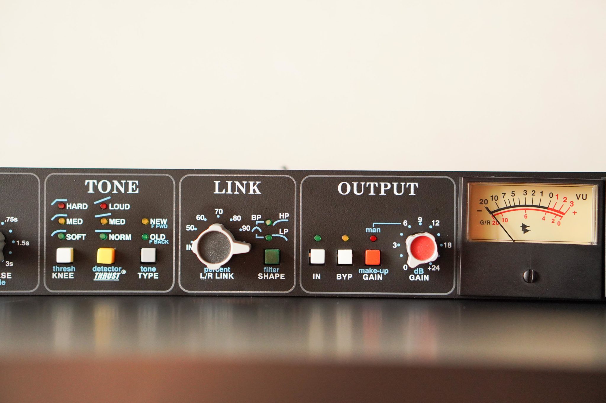 API2500ステレオバスコンプレッサーの実機レビュー！ナチュラルでパンチーな極上音質！ | DTM DRIVER!