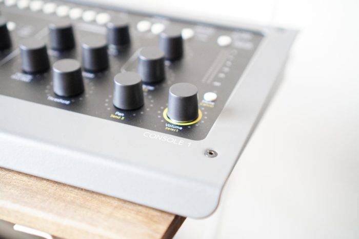 Softube Console 1 mk2のレビュー。卓を触るようにミックスできる最高のDAWコントローラー！ | DTM DRIVER!