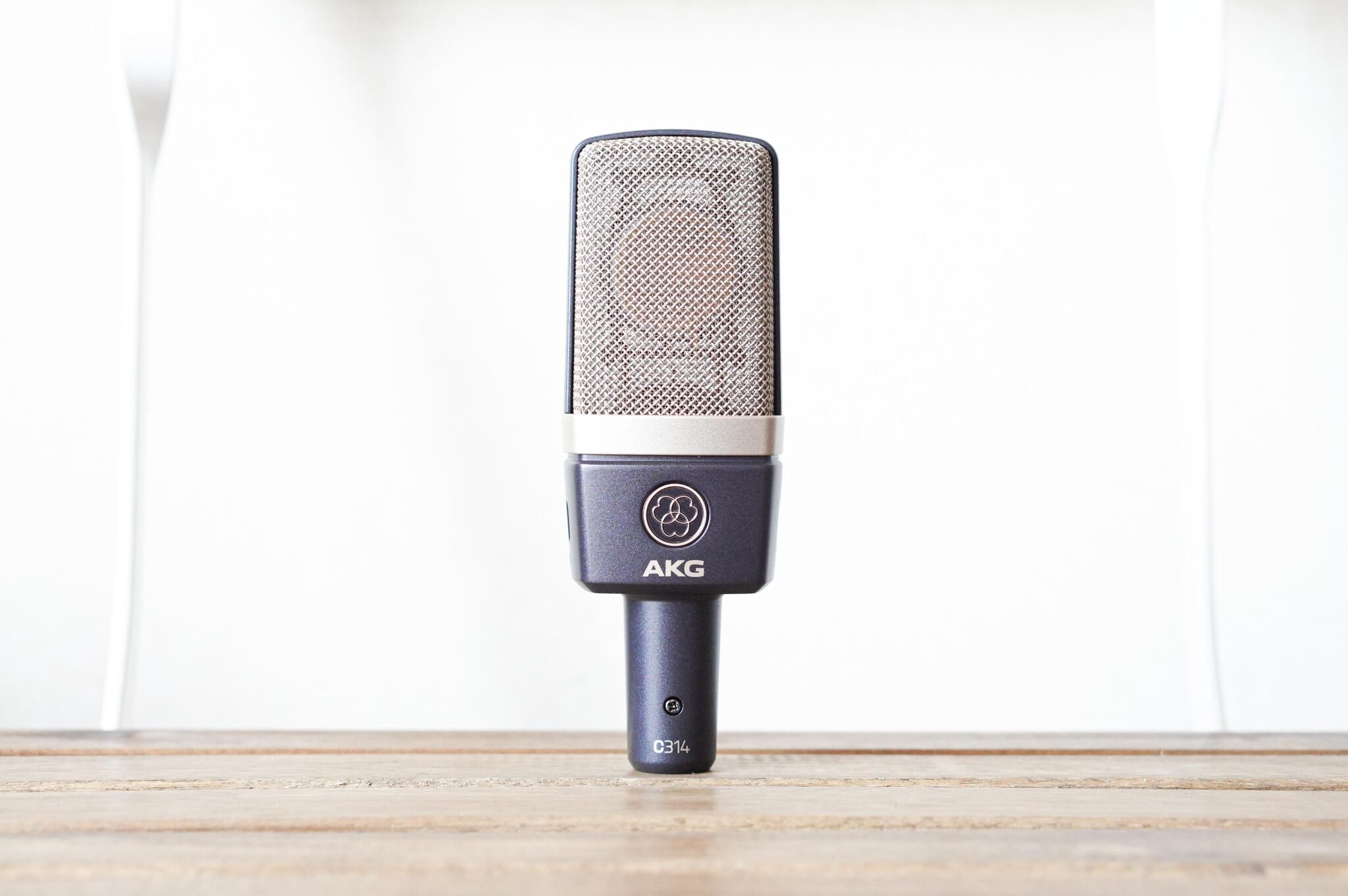 AKG C214コンデンサーマイクの使用レビュー！高域がキラッと抜ける音楽的な一本！ | DTM DRIVER!