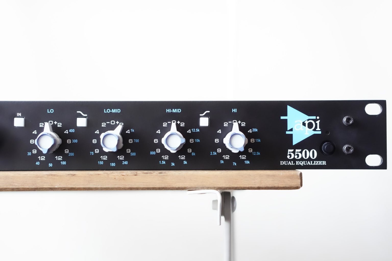 API 5500 ステレオEQの実機レビュー！ざっくり使っても必ず気持ち良い魅惑のMixマシン | DTM DRIVER!