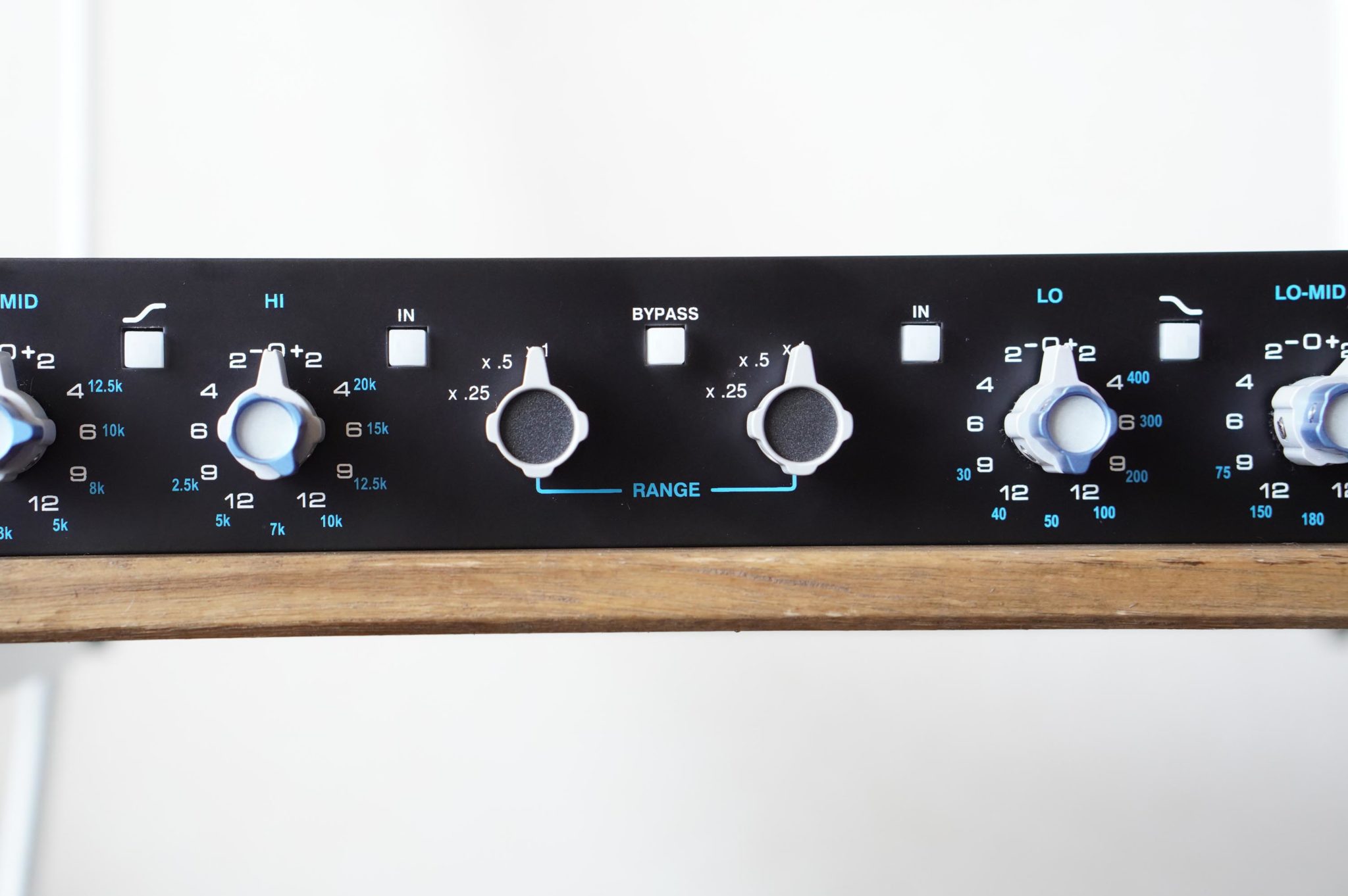 API 5500 ステレオEQの実機レビュー！ざっくり使っても必ず気持ち良い魅惑のMixマシン | DTM DRIVER!