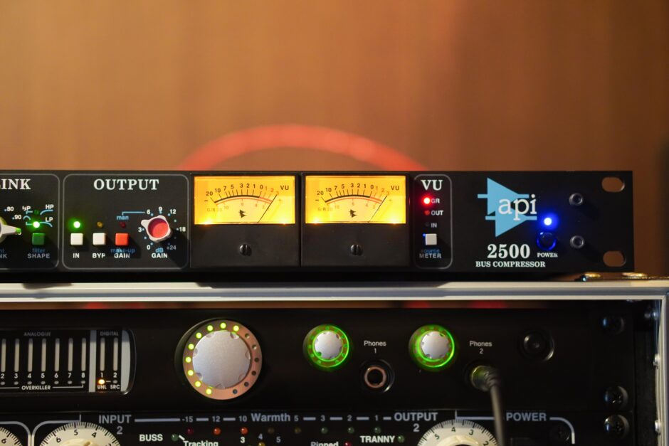 API2500実機とUADプラグインの音を比べてみる実験！ | DTM DRIVER!